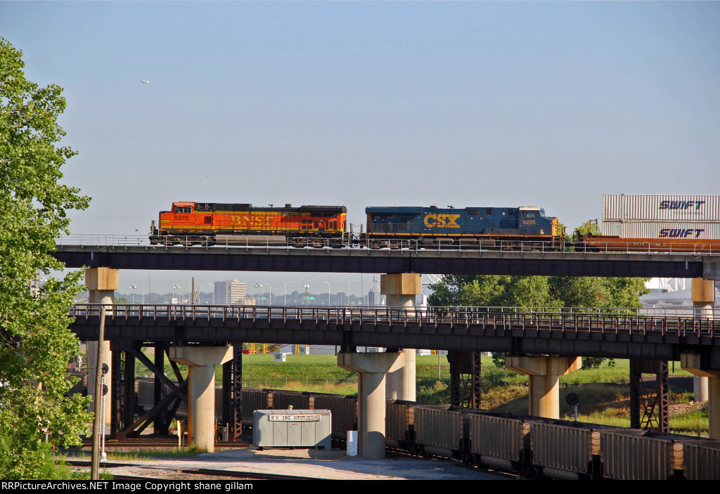 BNSF/CSX combo on a Wb stack train on the flyover.